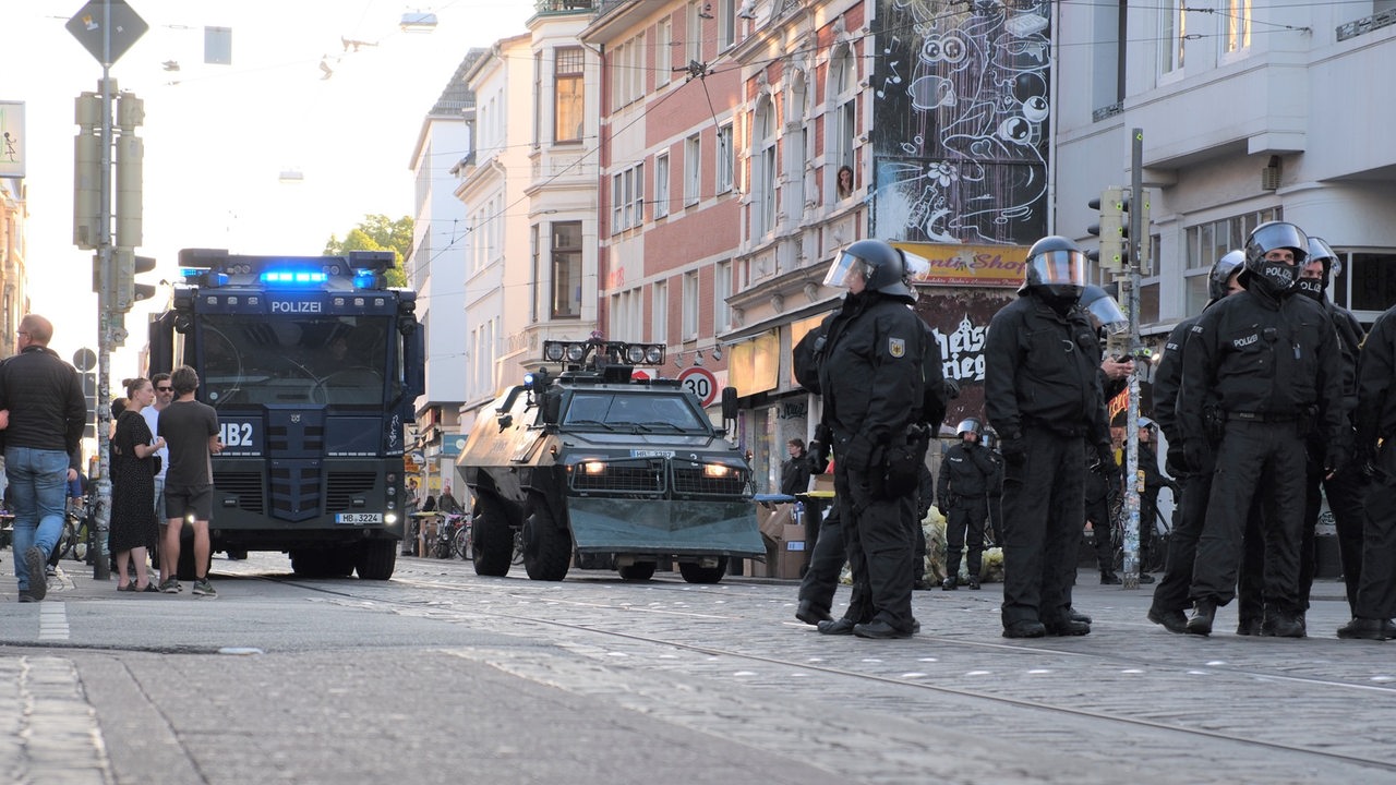 Polizeieinsatz bei unangemeldeter Demonstration im Bremer Steintor ... Polizeieinsatz bei unangemeldeter Demonstration im Bremer Steintor ...